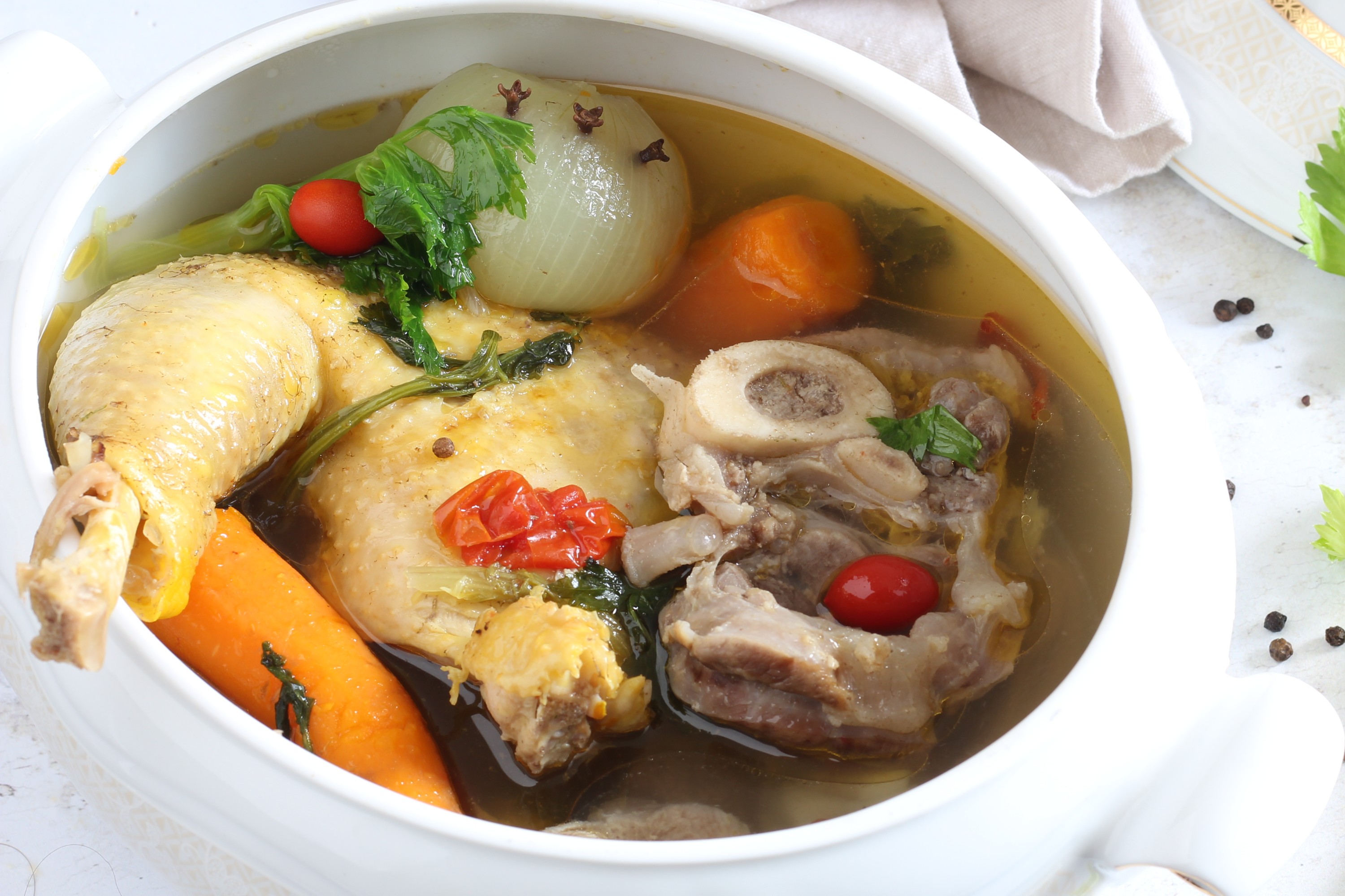 Dadi, brodi e fondi di cottura: come prepararli in casa e conservarli ...