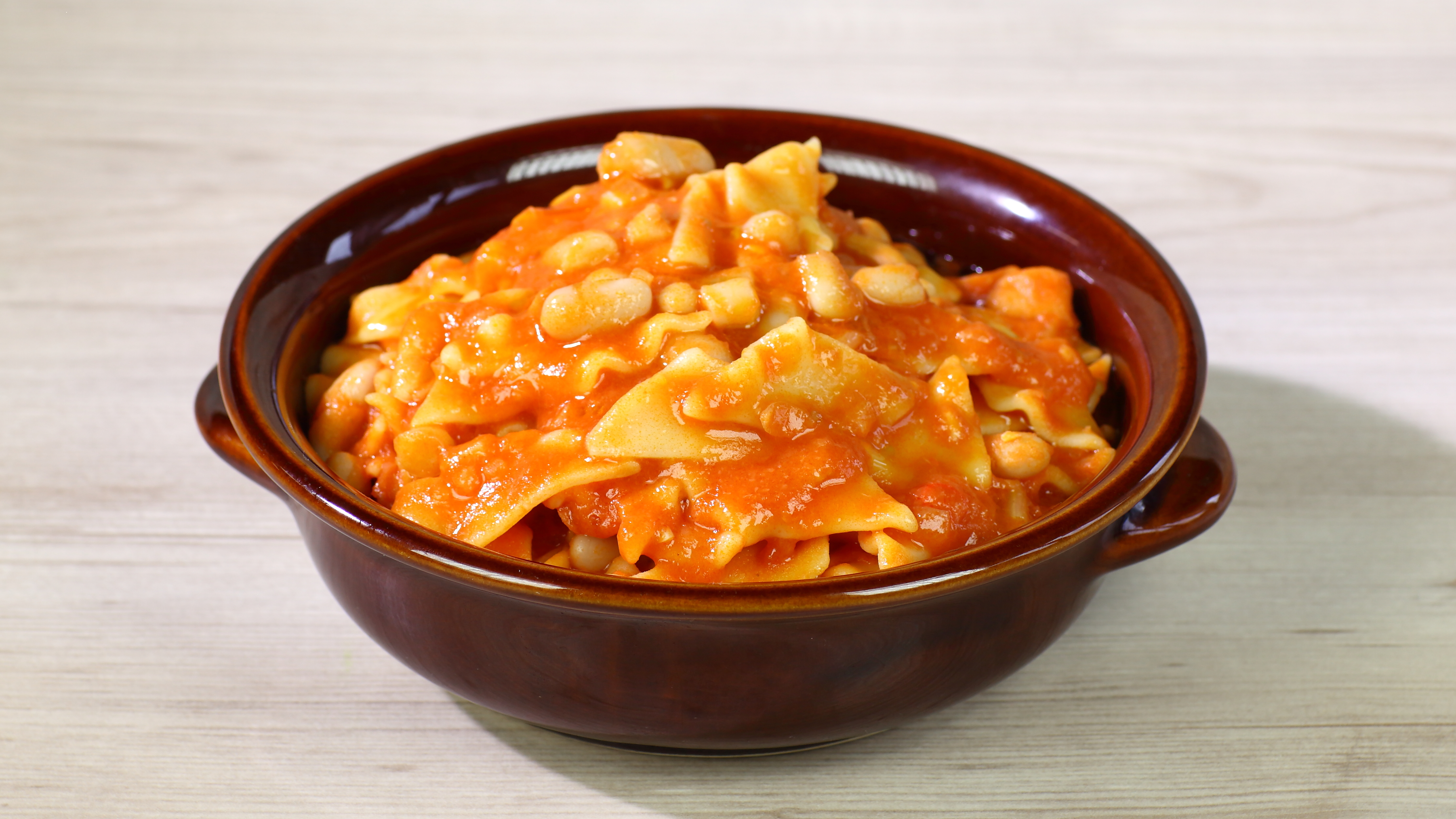 Fagioli e salsiccia piccante ricetta economica | Cookaround