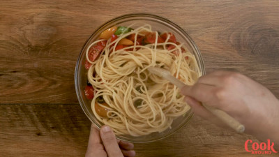 Spaghetti al pomodoro crudo: ricetta estiva | Cookaround