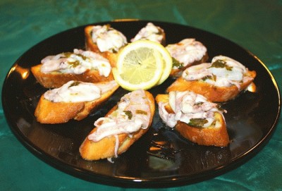 Crostini al crudo di calamaretti spillo | Cookaround