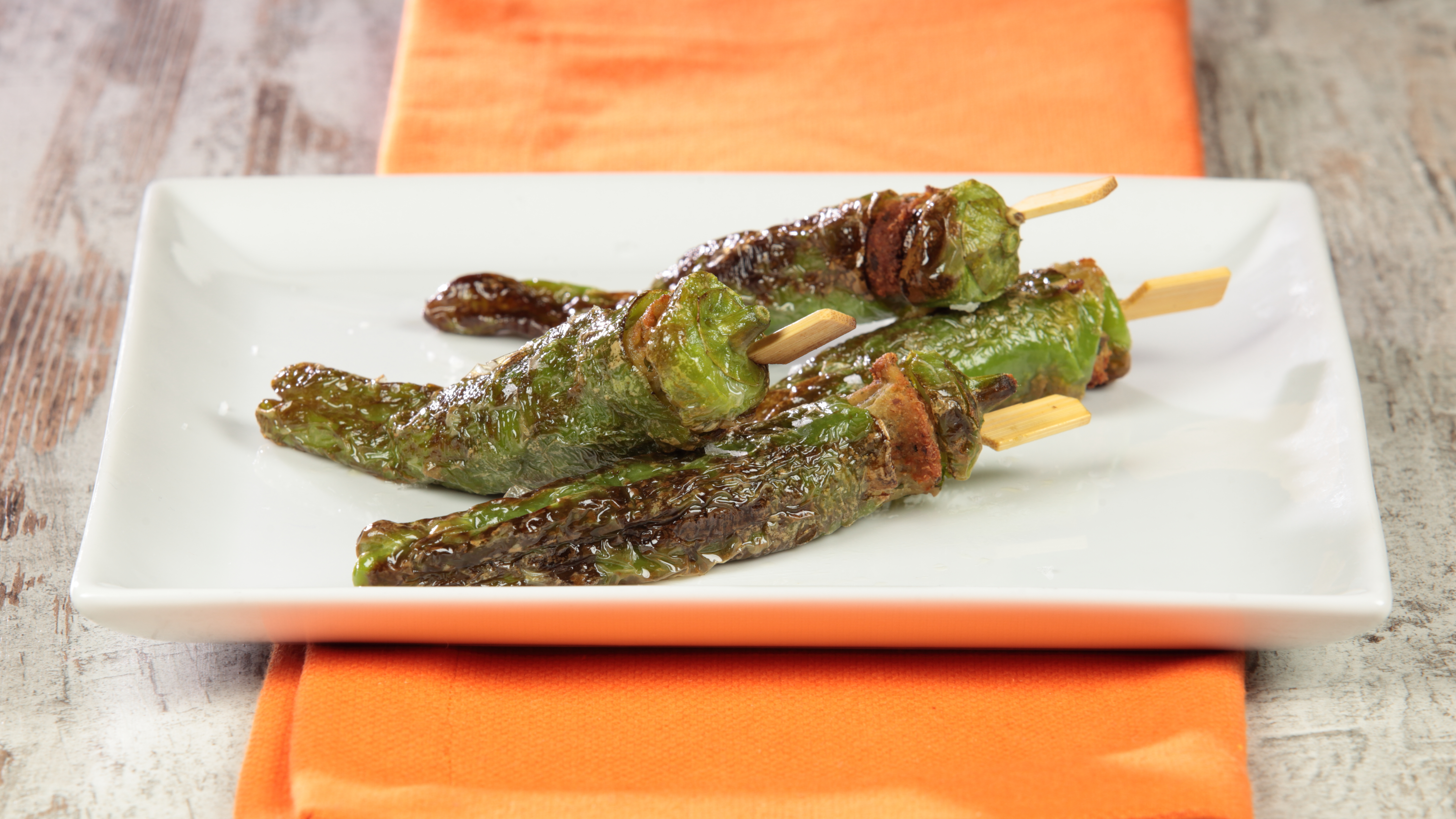 Friggitelli con ripieno di patate, tonno e capperi | Cookaround