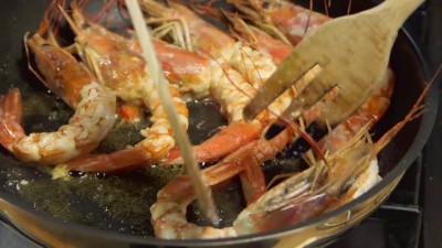 Gamberi al lime su crema di fagioli neri | Cookaround