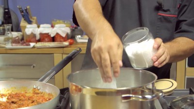 Fileja al ragù di salsiccia: ricetta regionale | Cookaround