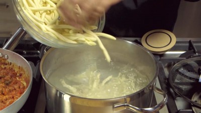 Fileja al ragù di salsiccia: ricetta regionale | Cookaround