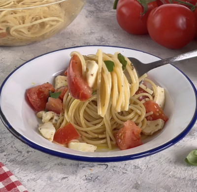 Spaghetti alla caprese ricetta veloce per un primo goloso | Cookaround