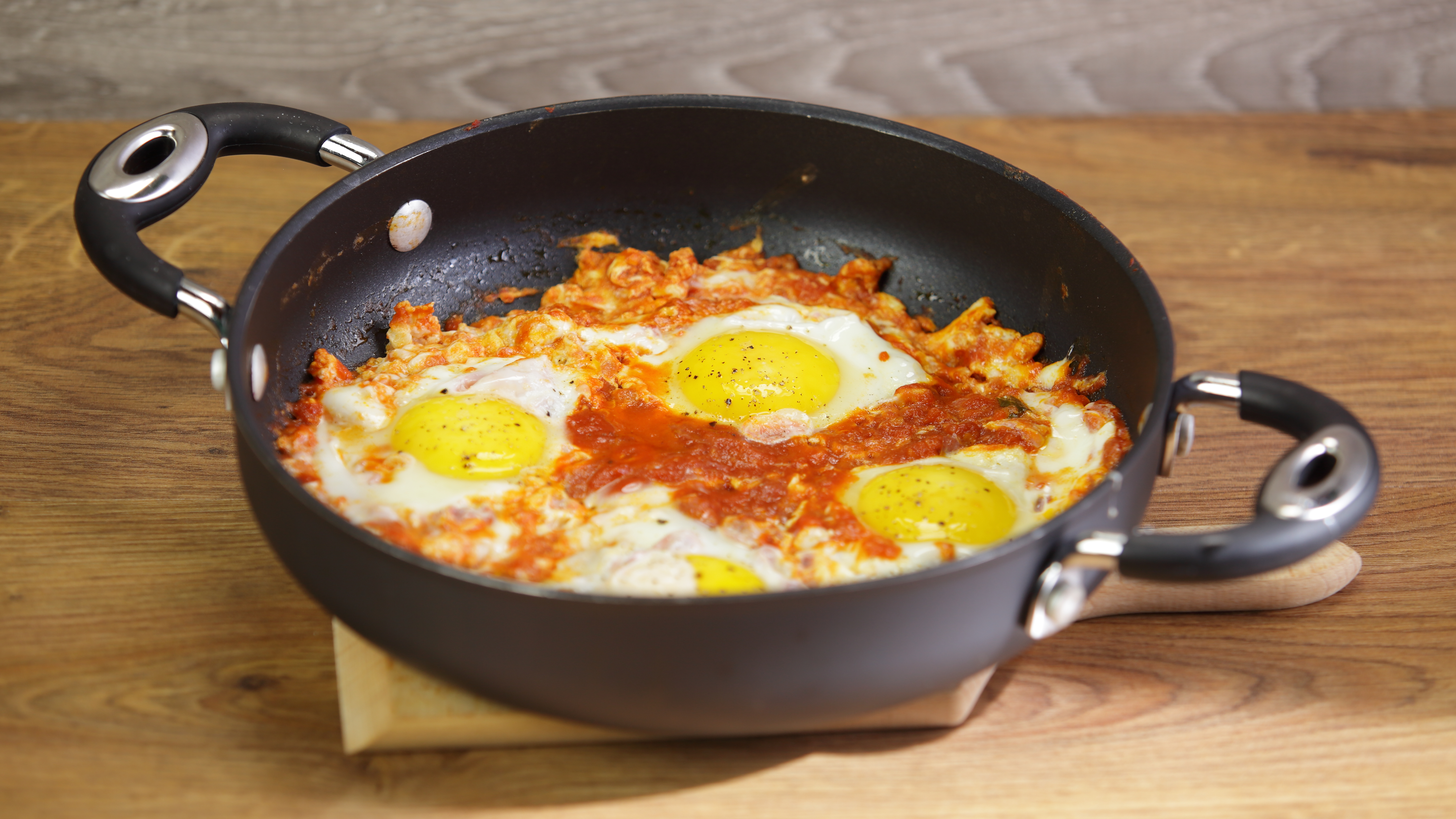 Cena veloce: scopri la ricetta delle uova strapazzate al pomodoro ...