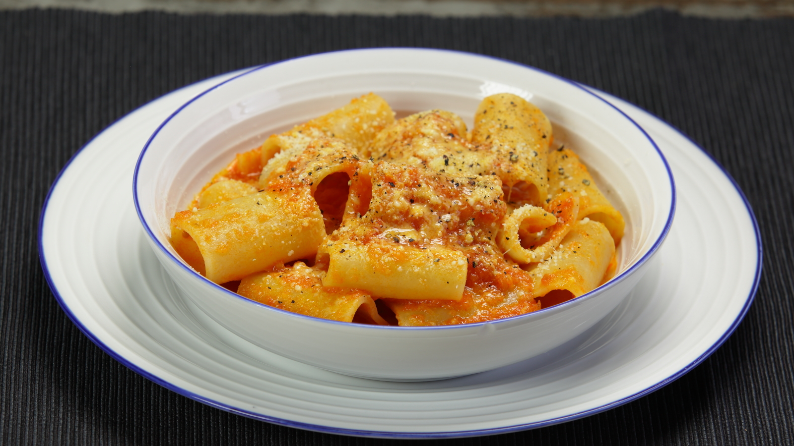 Paccheri con pesce spada e gamberetti | Cookaround