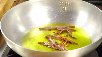 Spaghetti ai filetti di acciughe ricetta facilissima | Cookaround