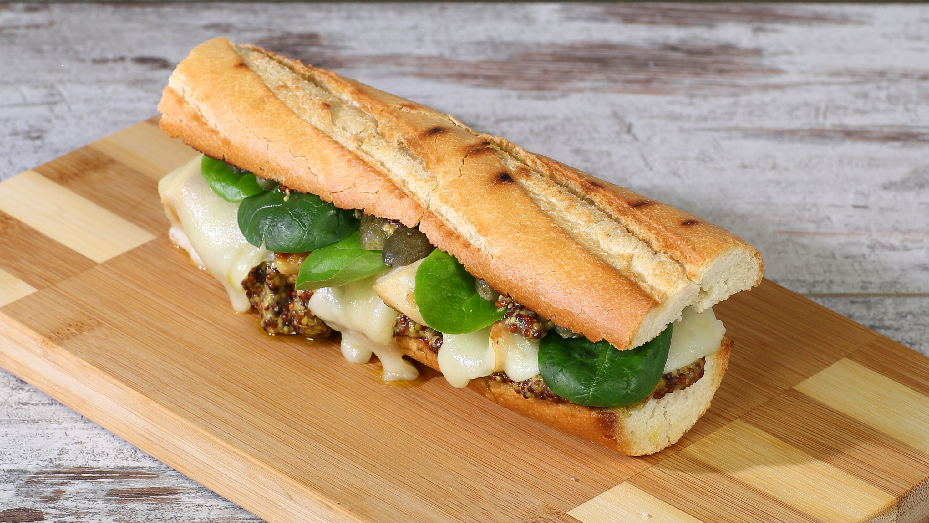 Panino con pollo e cipolle caramellate | Cookaround