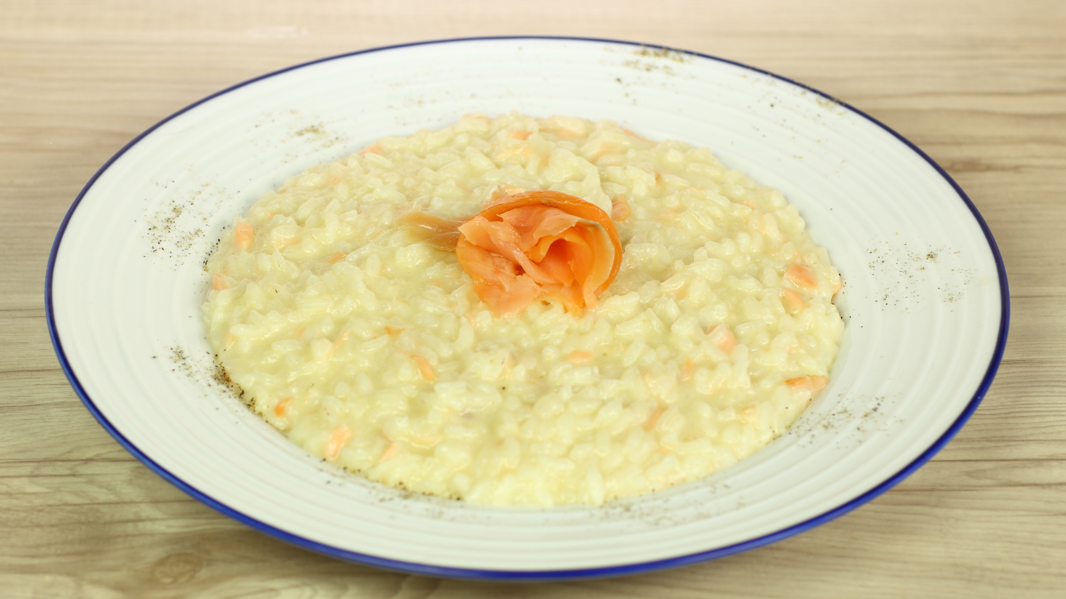 Risotto al salmone, ricetta elegantemente sfiziosa | Cookaround