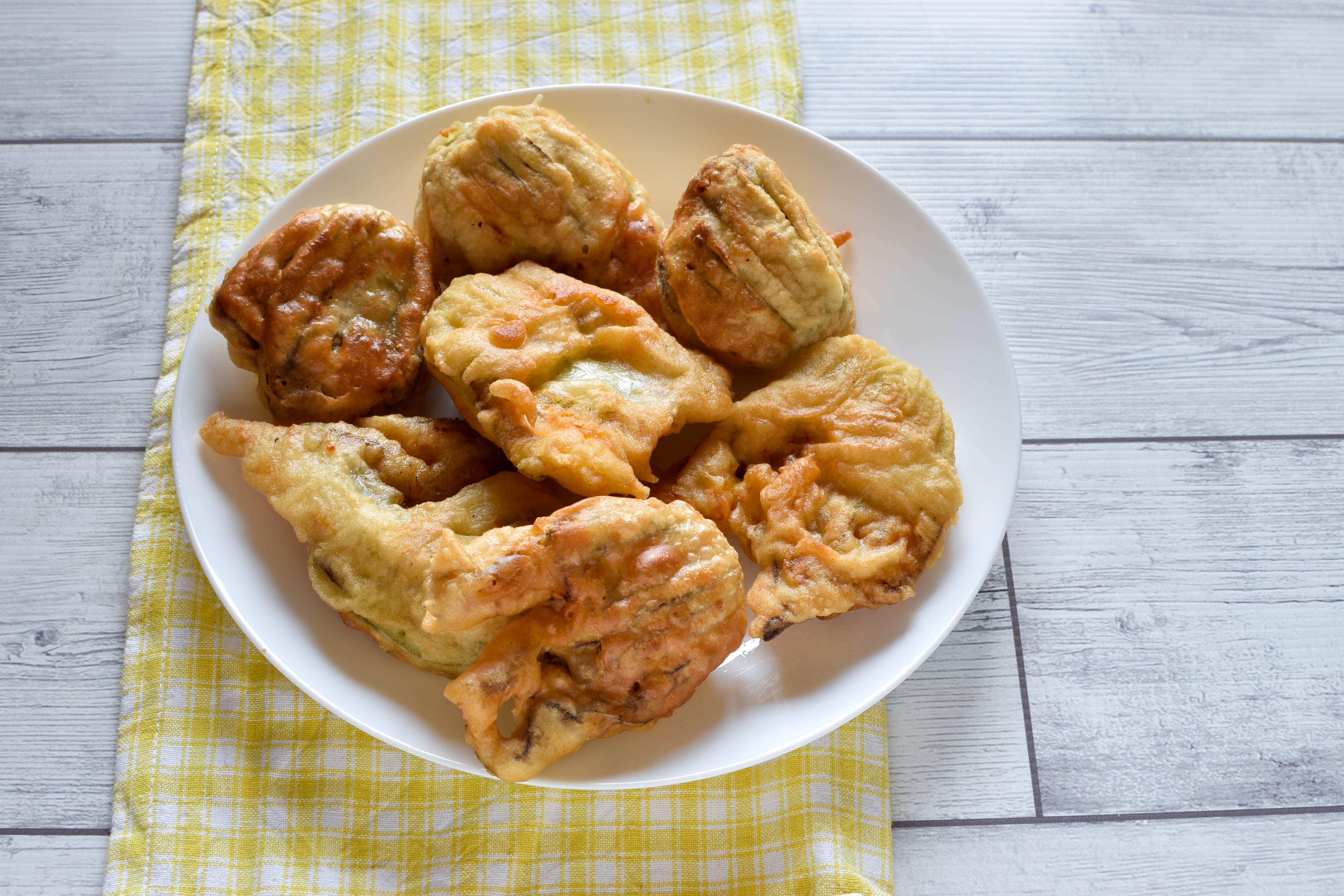 Fiori di zucca in pastella ripieni: ricetta sfiziosa e facile | Cookaround