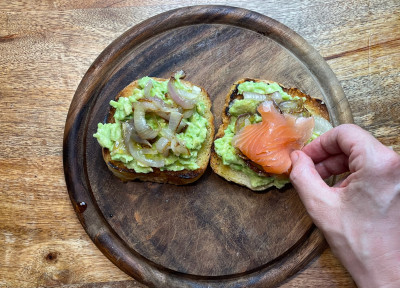 Avocado toast al salmone ricetta fit | Cookaround