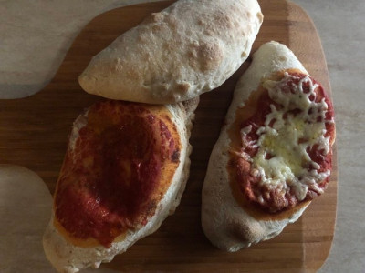 Calzone di pizza cotto al forno, ripieno di pomodoro e mozzarella ...