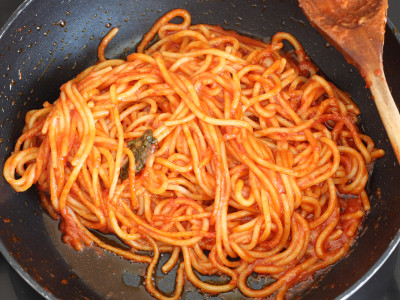 Spaghetti all'Assassina: Ricetta Tradizionale Pugliese | Cookaround