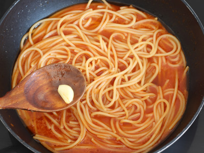 Spaghetti all'Assassina: Ricetta Tradizionale Pugliese | Cookaround