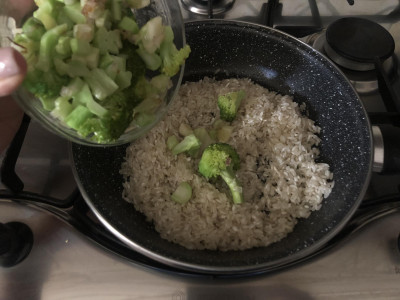 La ricetta del risotto con i broccoli è semplice ed economica | Cookaround