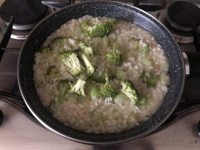 La ricetta del risotto con i broccoli è semplice ed economica | Cookaround