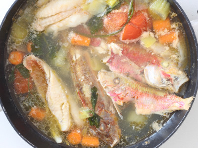 Brodo di pesce: ricetta semplice per risotti e piatti di mare | Cookaround