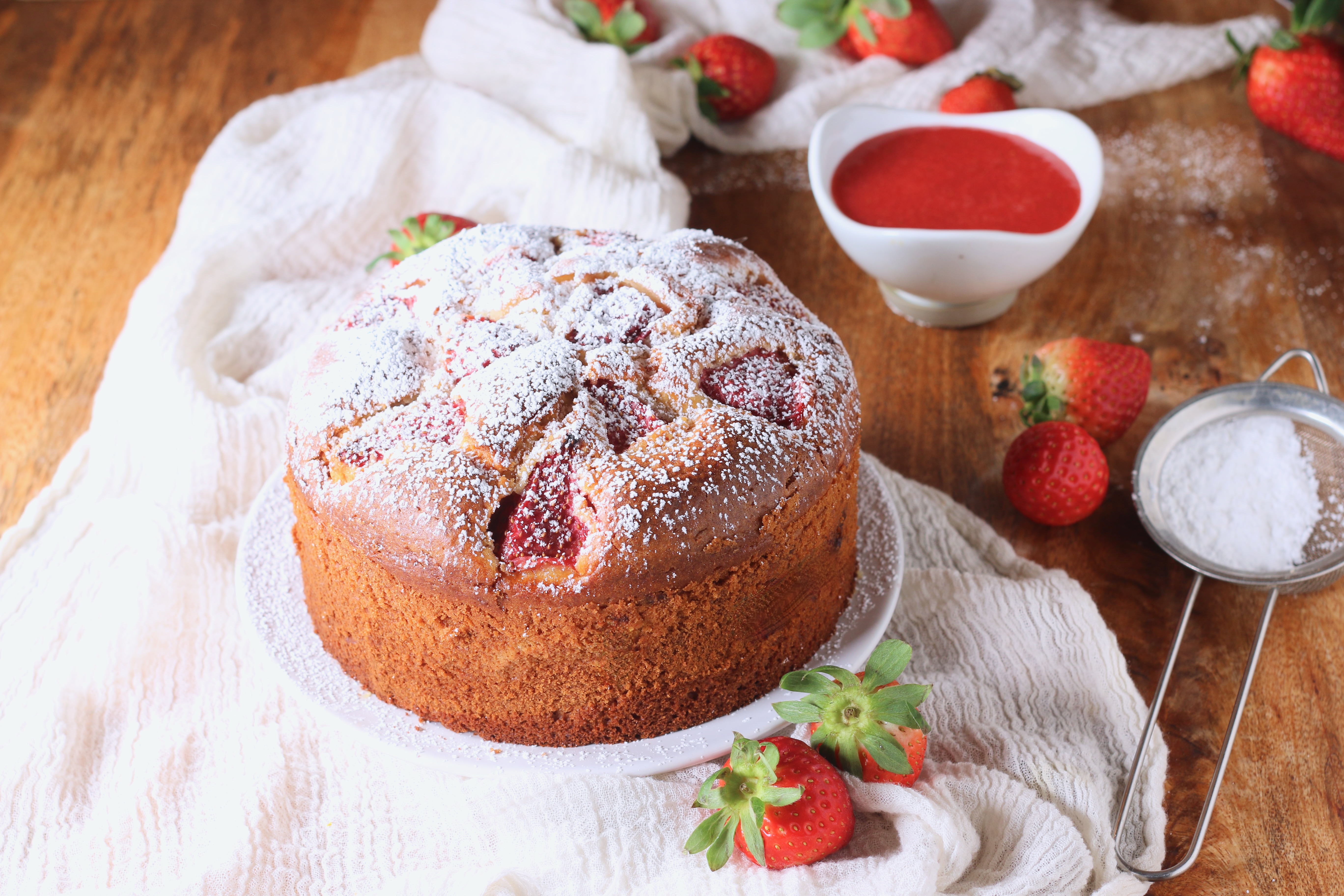 Torta panna e fragole con pan di Spagna e fragole fresche | Cookaround