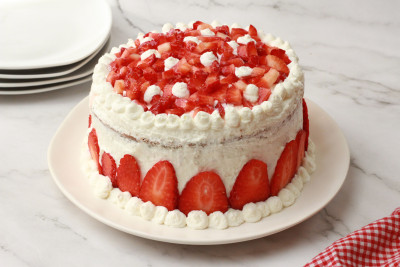 Torta panna e fragole con pan di Spagna e fragole fresche | Cookaround