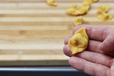 Cappelletti in brodo: ricetta tradizionale delle feste | Cookaround