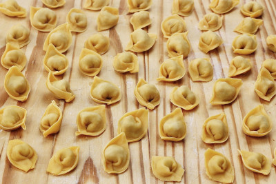 Cappelletti in brodo: ricetta tradizionale delle feste | Cookaround