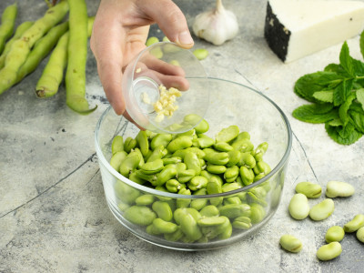 Fave e pecorino: ricetta facile dell'insalata primaverile | Cookaround