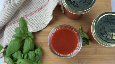 Passata di pomodoro fatta in casa: la ricetta della nonna | Cookaround