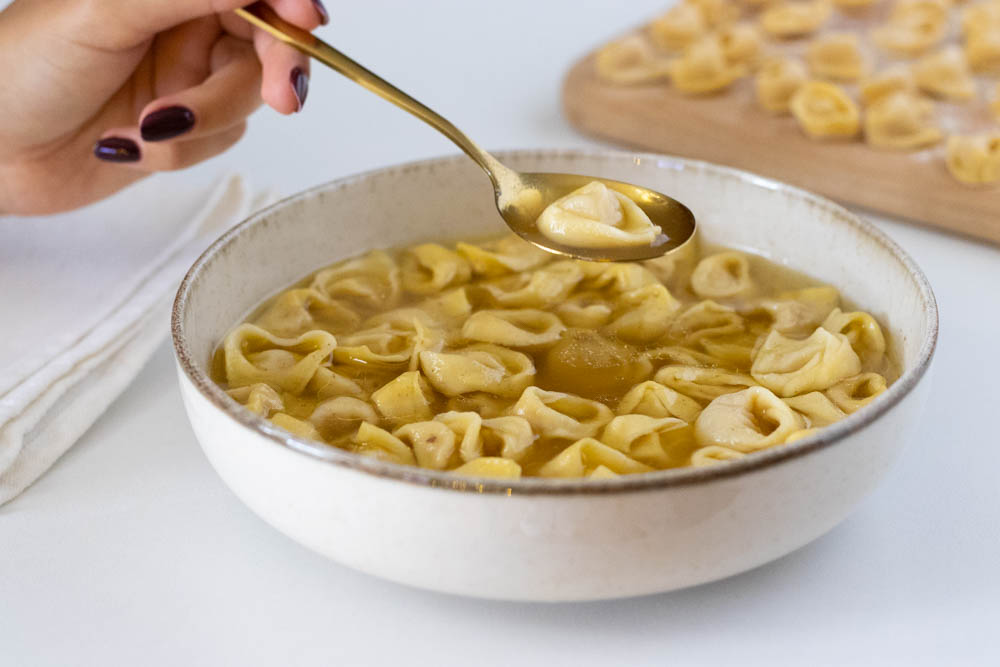 Cappelletti in brodo: ricetta tradizionale delle feste | Cookaround