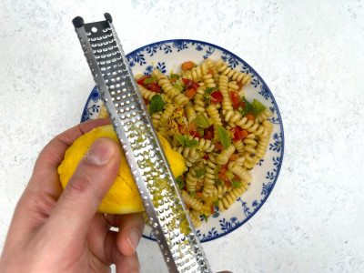 Insalata di pasta fredda con zucchine e menta: ricetta facile estiva ...