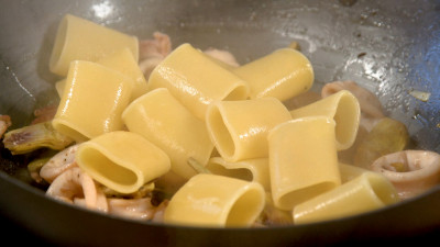Paccheri di Gragnano con calamari e carciofi | Cookaround