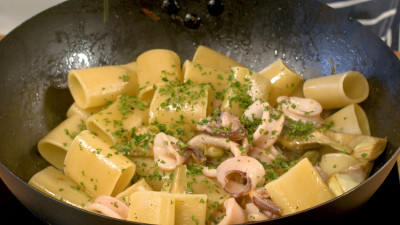 Paccheri di Gragnano con calamari e carciofi | Cookaround