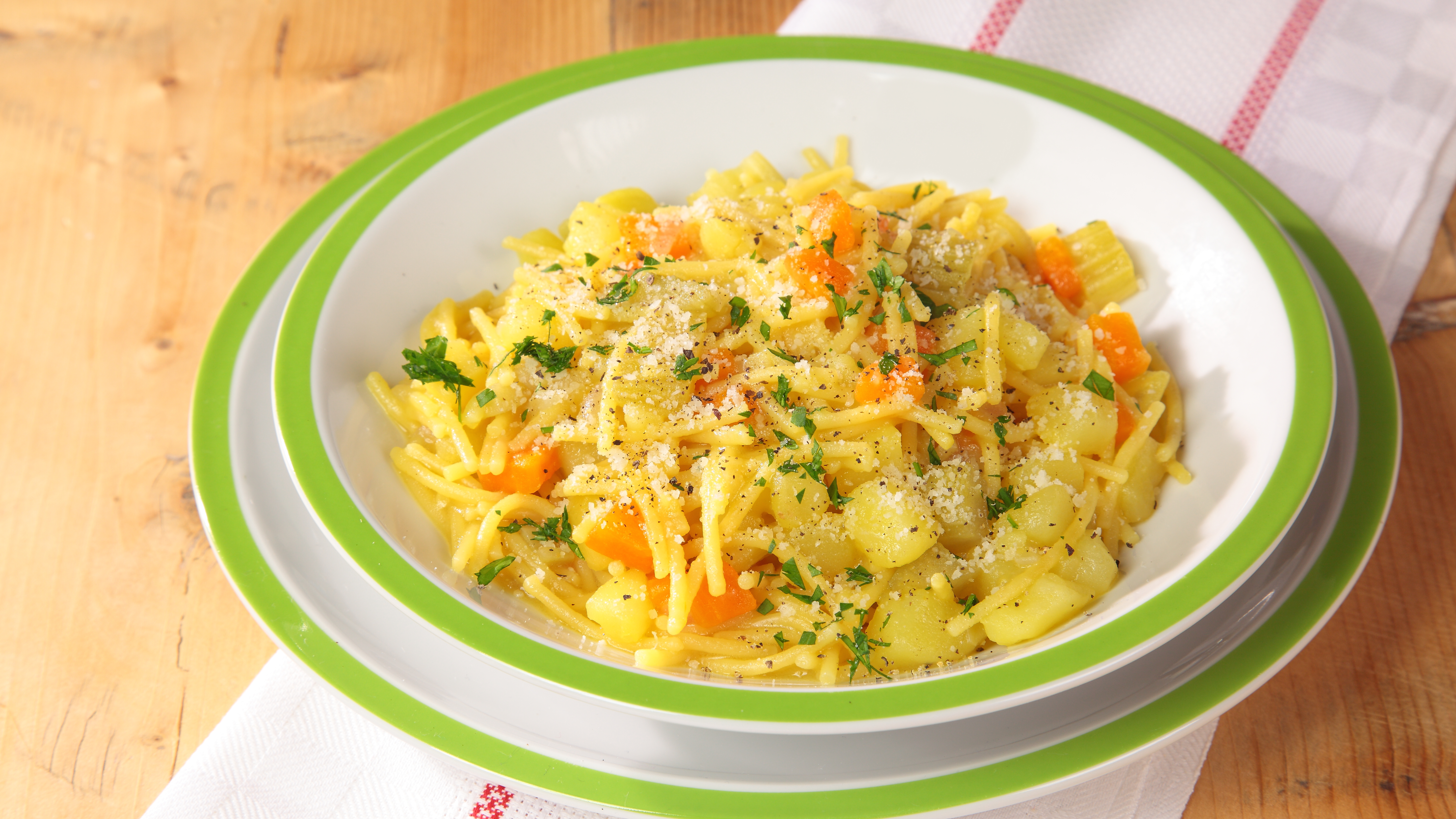 Pasta con crema di patate: un piatto economico e saporito | Cookaround