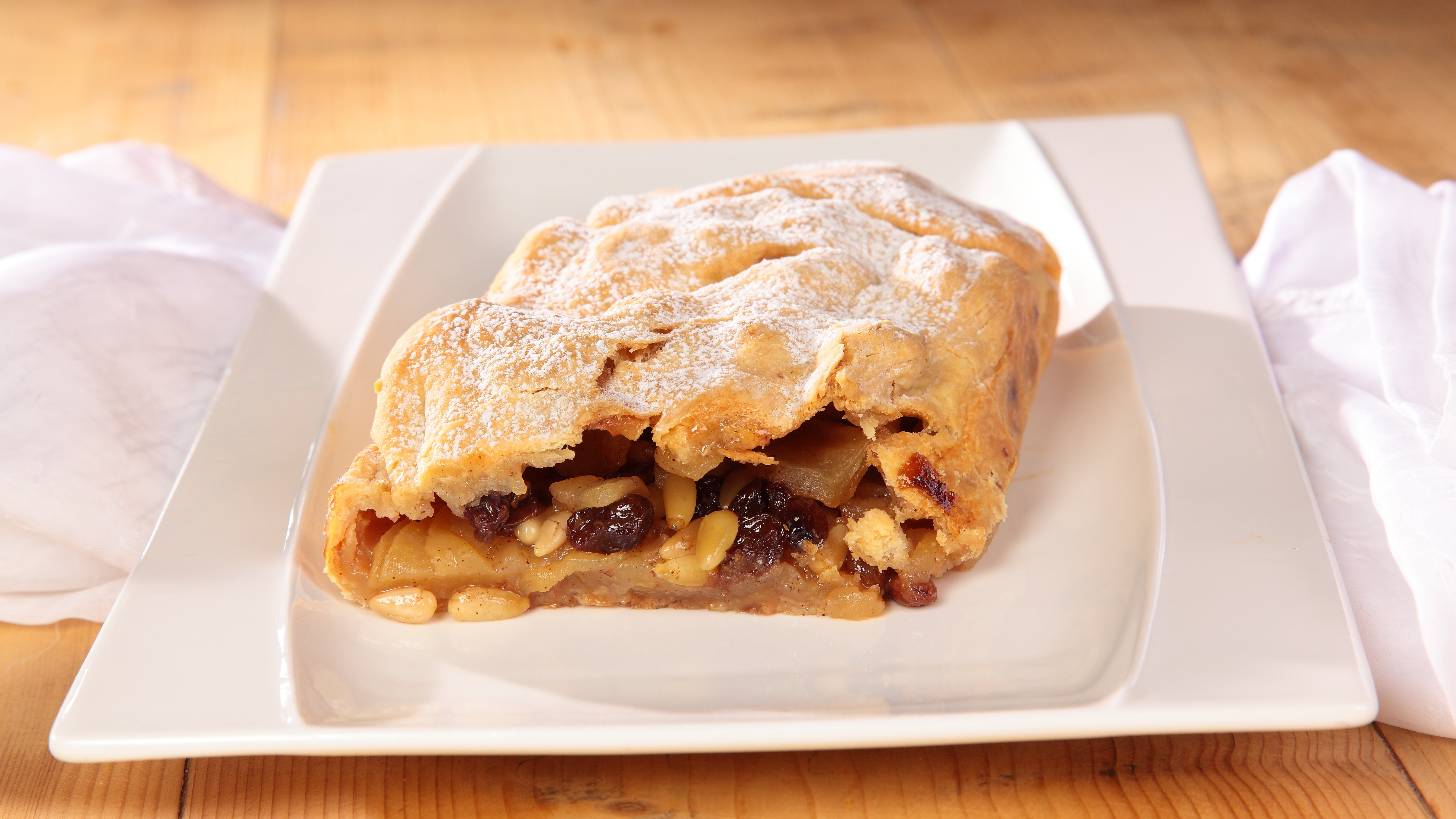 Strudel di mele con pasta sfoglia: ricetta facile e veloce | Cookaround