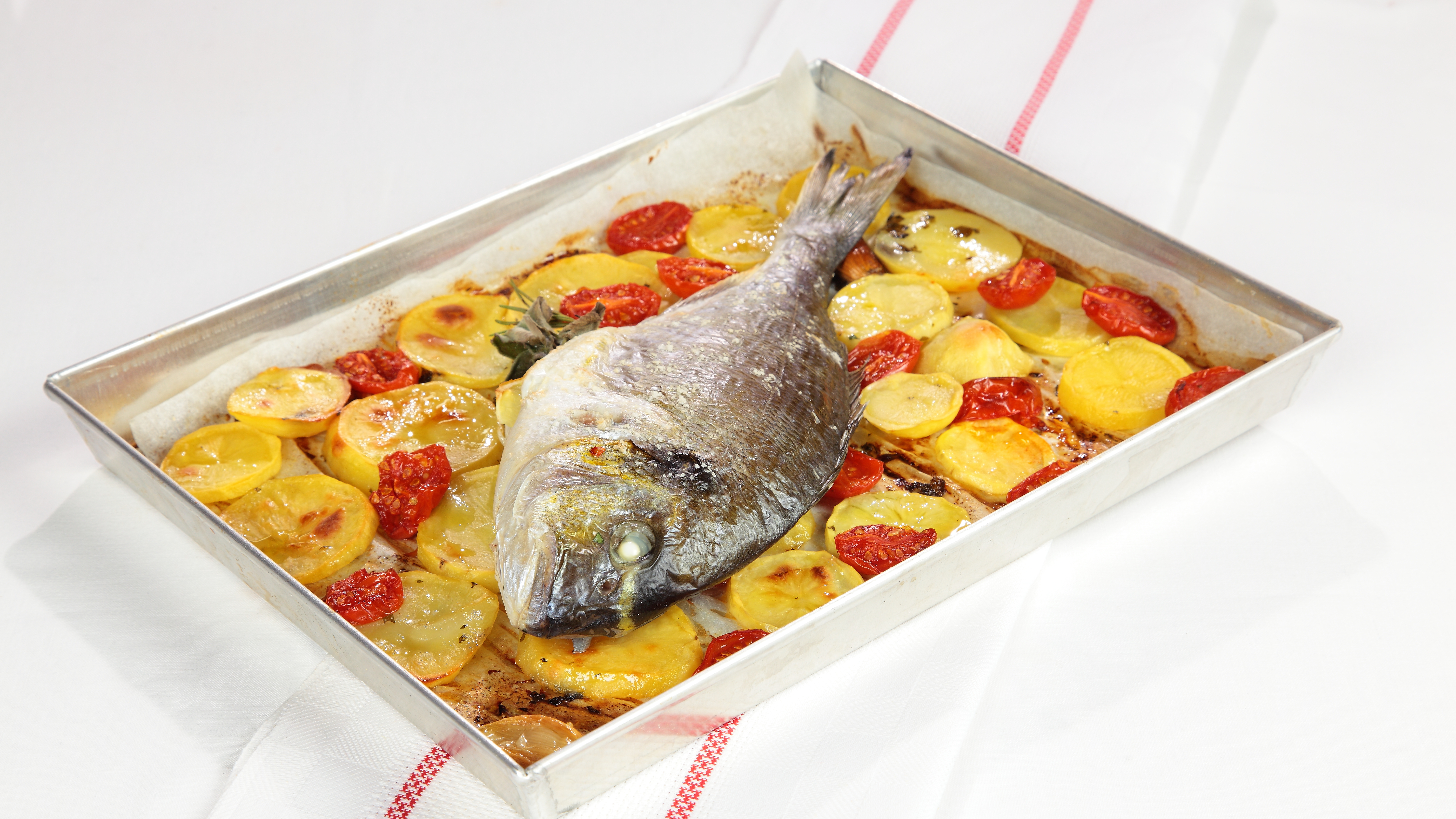 Orata al forno con patate: un piatto leggero che piacerà a tutti ...