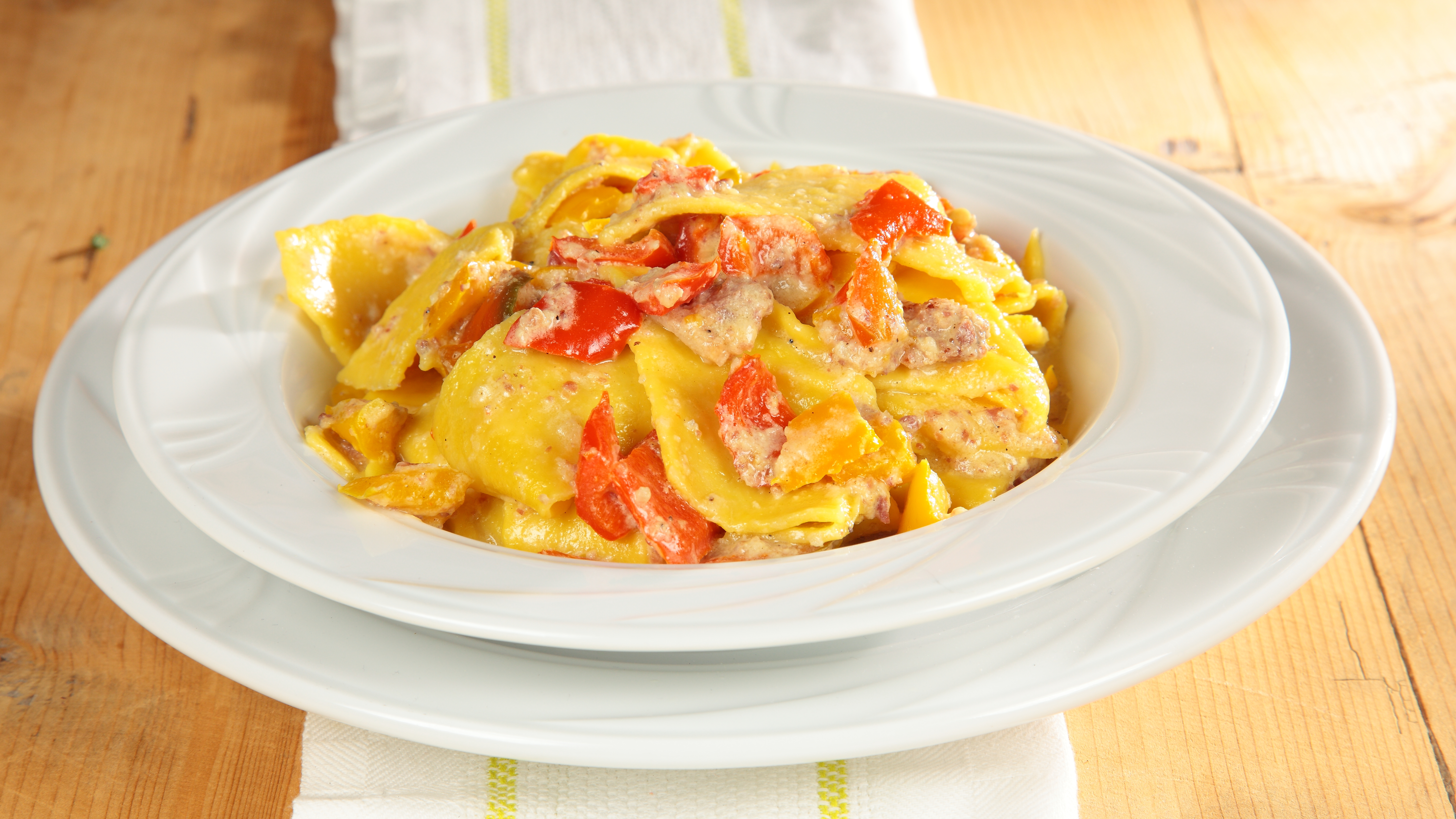 Straccetti di manzo con peperoni e cipollotti | Cookaround