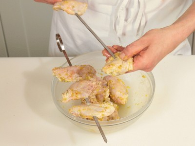 Alette marinate allo spiedo ricetta facile | Cookaround