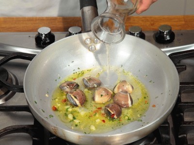 Tagliatelle con calamari vongole e gamberetti | Cookaround