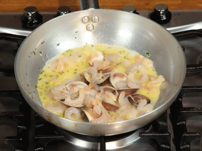 Tagliatelle con calamari vongole e gamberetti | Cookaround