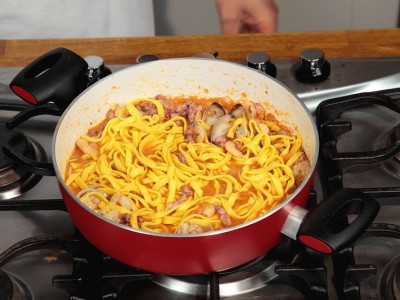 Tagliatelle con calamari vongole e gamberetti | Cookaround